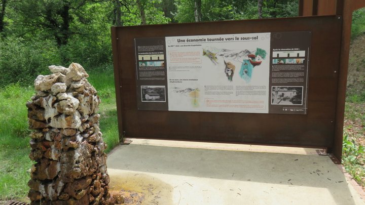 Source d'eau sulfureuse "d'Huguette" - Parc naturel régional du Luberon